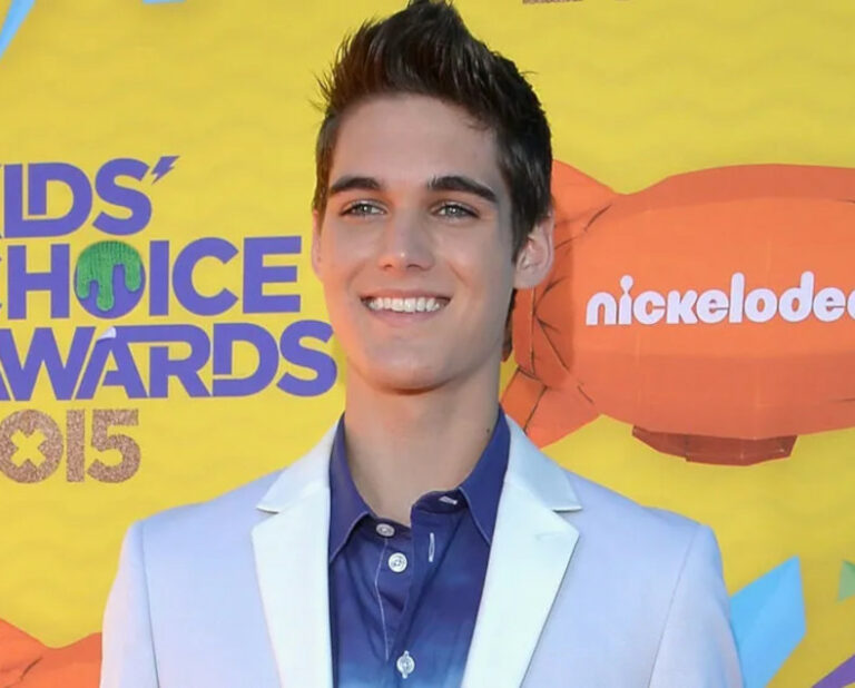 Kira Kosarin's Love Life: A Timeline of Her Relationships & Engagement - Creeto